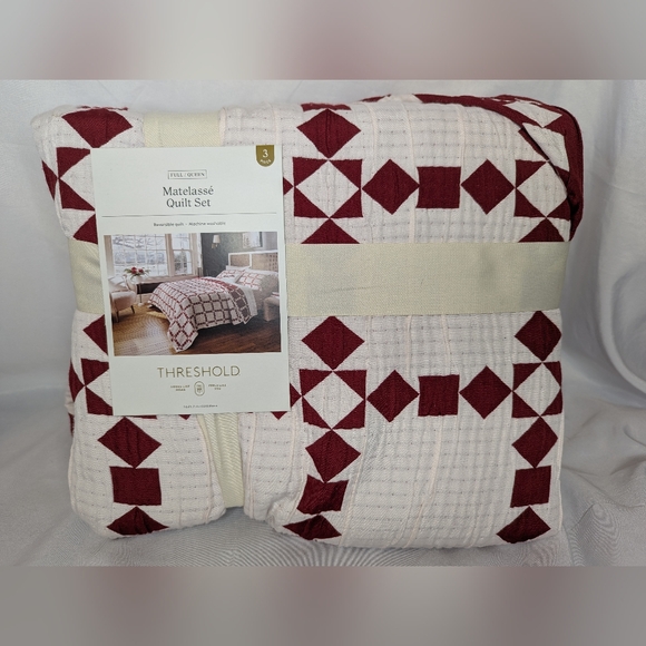 Threshold | Bedding | Nwt Threshold Matelasse Reversible Full Queen ...